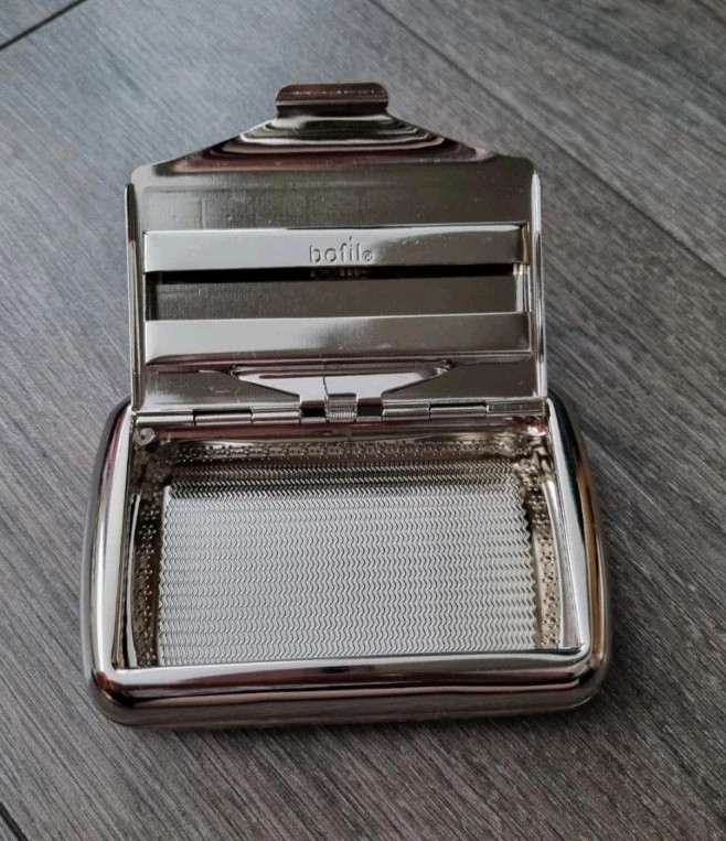 Sliver Coloured Hand Rolling Tin. Clip Type Close And Includes Paper ...