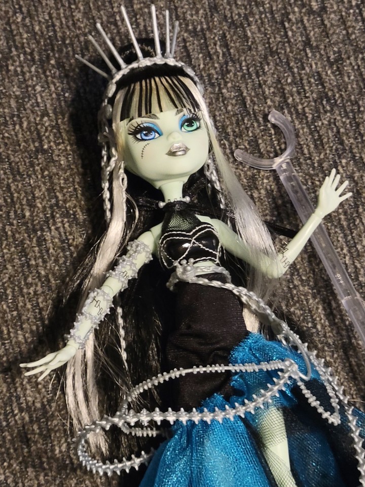Monster High Stitched In Style Frankie with Stand OOB | eBay