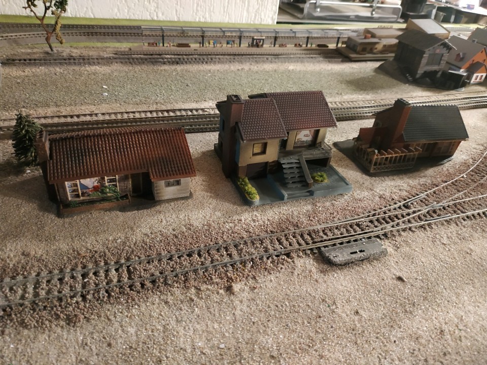 FALLER, THREE ASSEMBLED BUILDINGS FOR DIORAMAS, HAND PAINTED SCALE HO ...