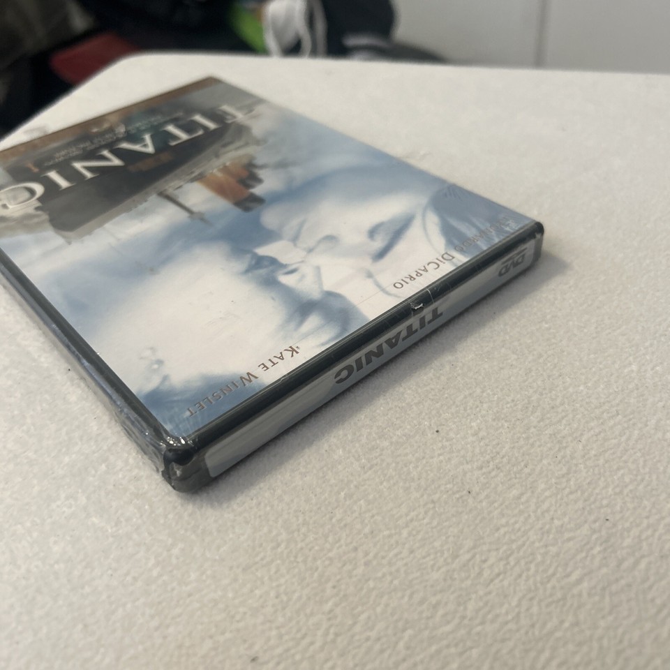 Titanic 1997 Paramount Picture Leonardo Di Caprio & Kate Winslet ...