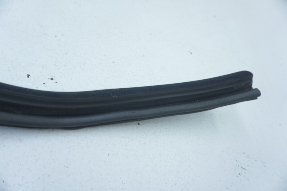 MERCEDES 300CD 280CE W123 COUPE , REAR LEFT SIDE WINDOW UPPER RUBBER ...