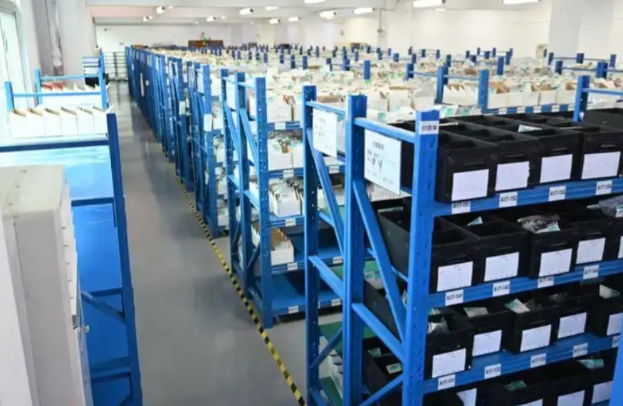 1Pcs New push-button switch YW1L-M2E01Q4R *bn | eBay