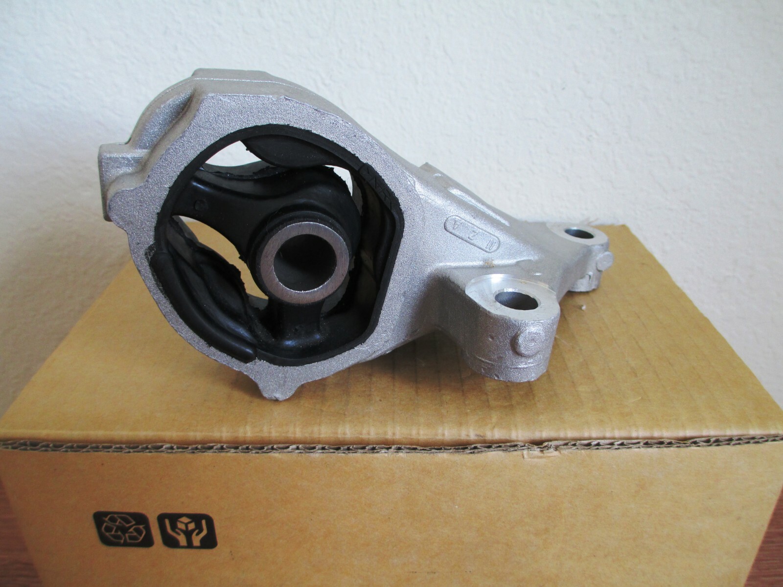 FRONT LOWER SIDE ENGINE MOUNT -- FITS: 2012-2014 HONDA CR-V (2.4L, L4 ...