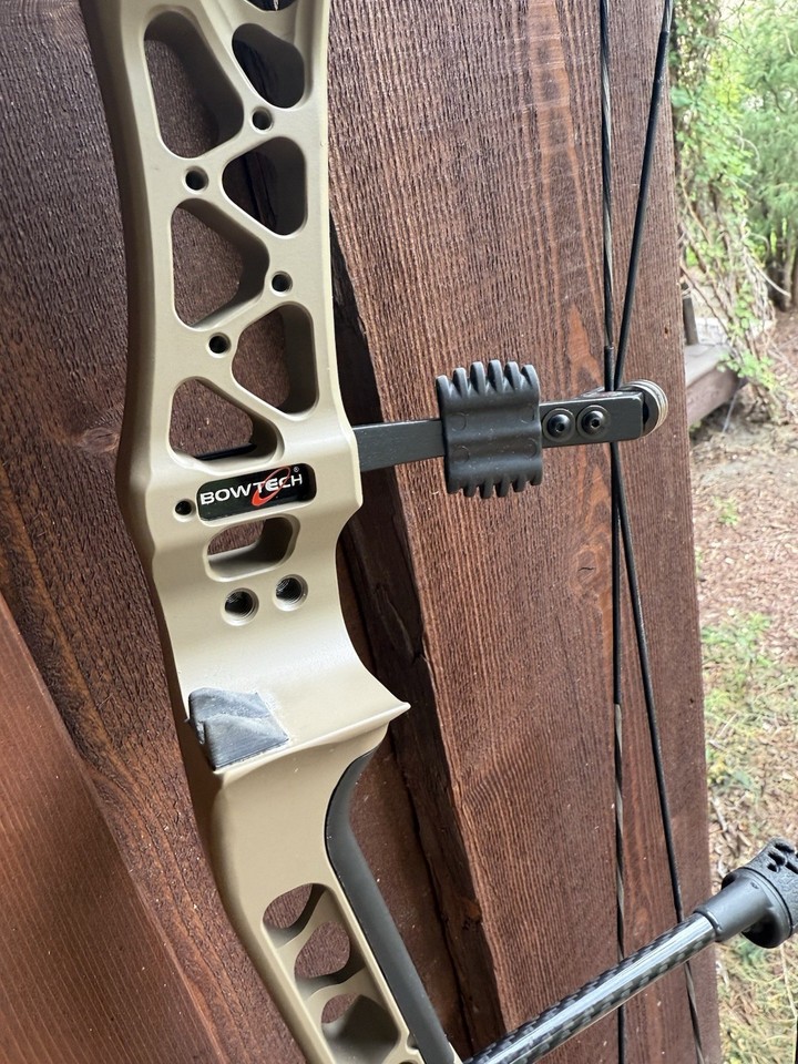 Bowtech Revolt 70#RH Compound Bow | eBay