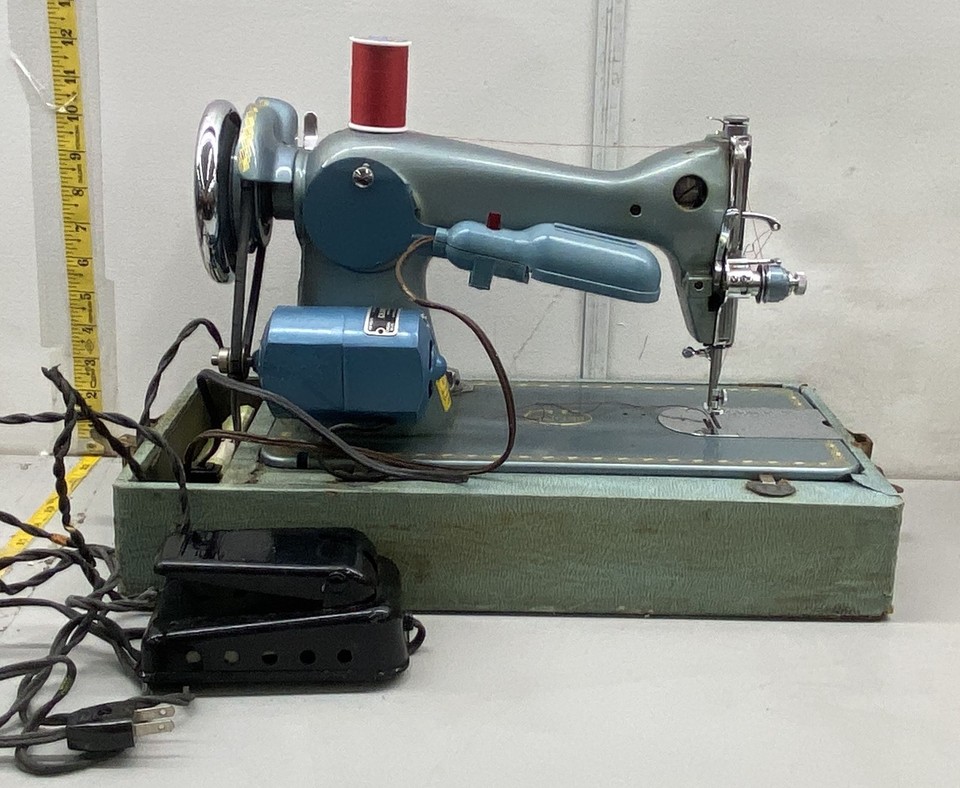 Vintage Premier DeLuxe 100 Sewing Machine Atomic Teal w/ Case ...