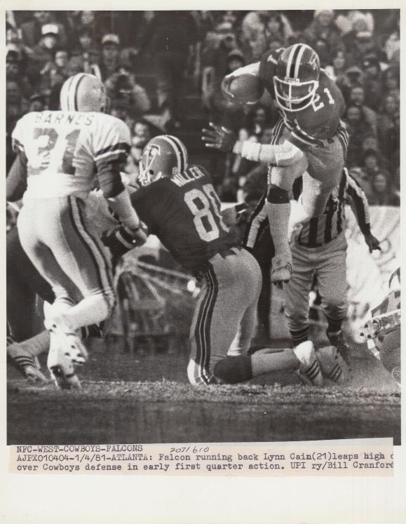 Falcon running back Lynn Cain leaps high 1/4/81 -Press Photo | eBay