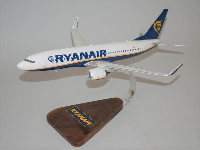 Ryanair Ireland Boeing 737-800 Desk Top Display Jet Model 1/100 SC ...