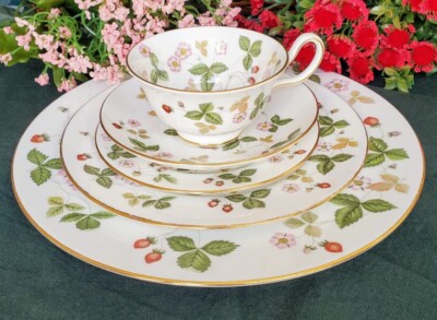 Vintage Wedgewood Wild Strawberry Bone China Set of 4 5-piece Place ...