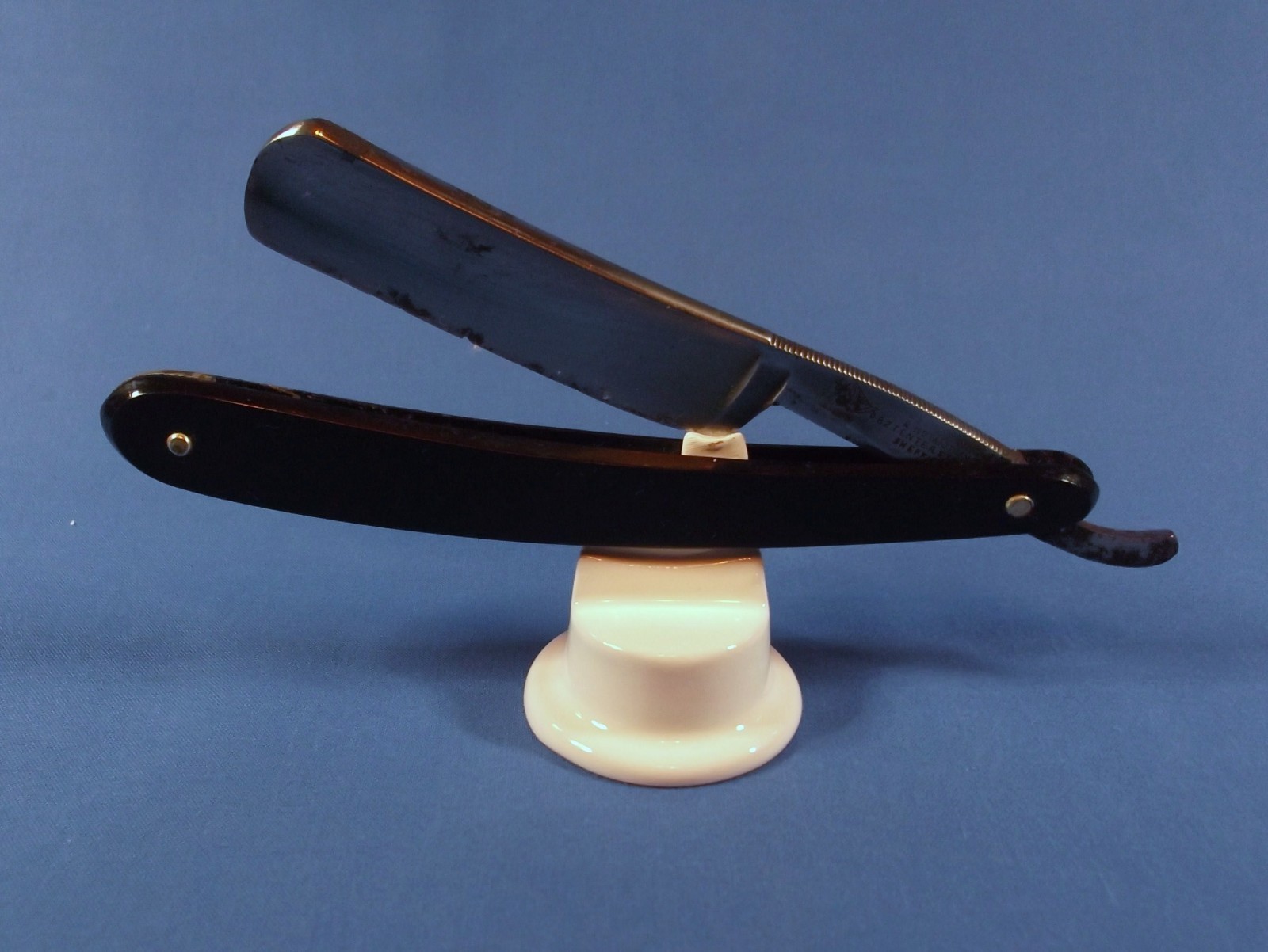 set of 5 Straight razor cut throat razor Display stands Black or white ...