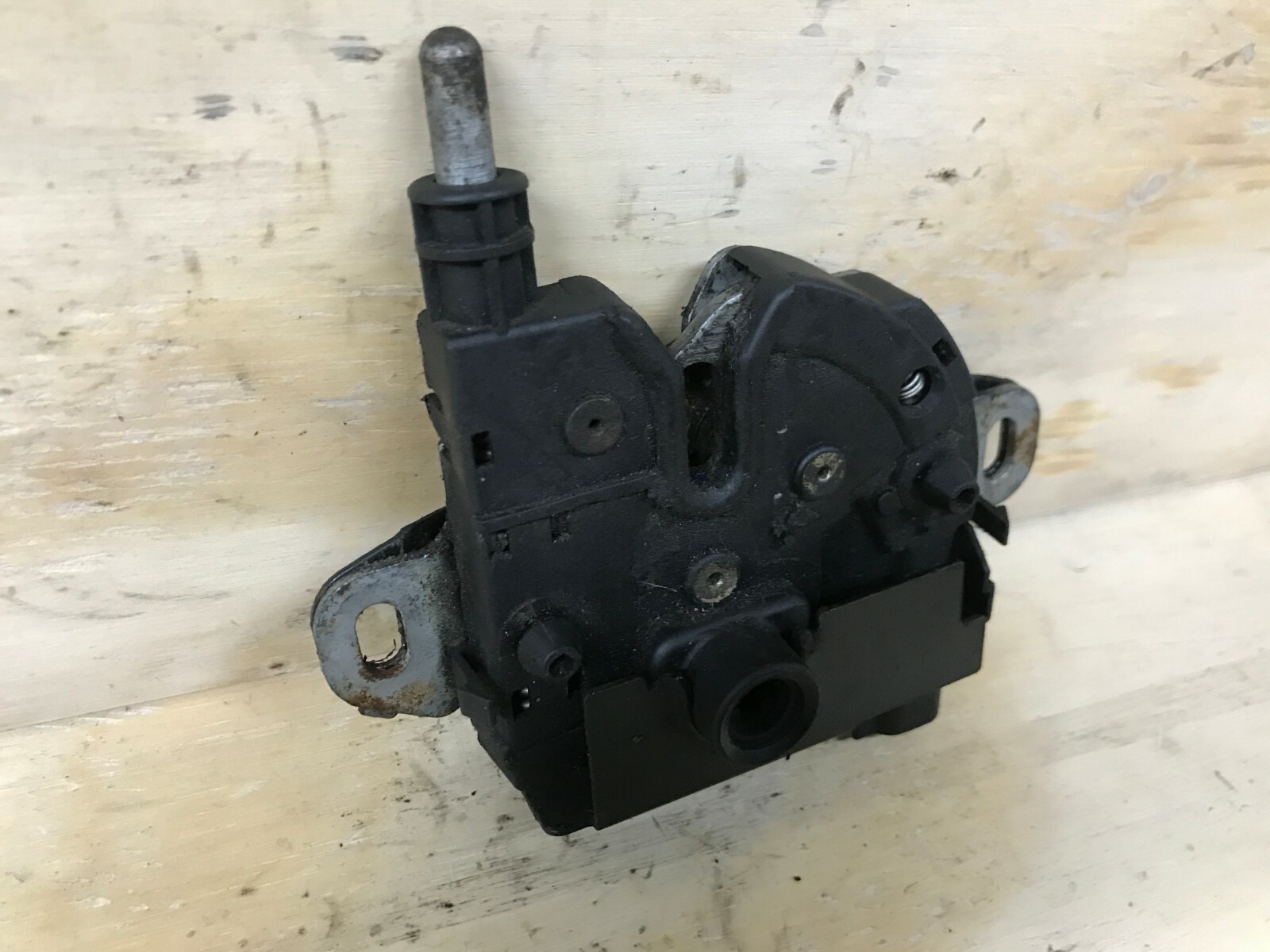 FOCUS FRONT BONNET CATCH LOCK LATCH INC SENSOR XS41-16700-BF 1998 ...