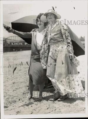 1931 Press Photo Mrs. Minnie Kennedy and Kharvina Burbek on a Los ...