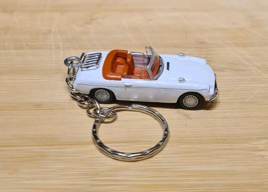 1/72 DIECAST MODEL CAR KEYCHAIN KEYRING MGB CABRIOLET | eBay
