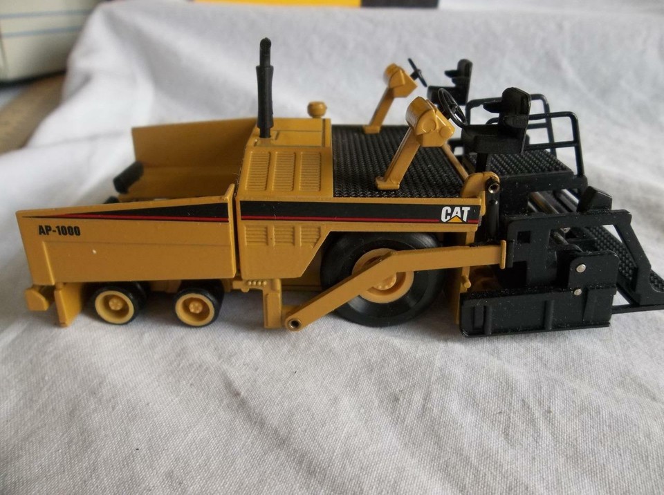 NIB NZG 388.1 Caterpillar AP-1000 Asphalt Paver 1:50 Scale New in Box ...