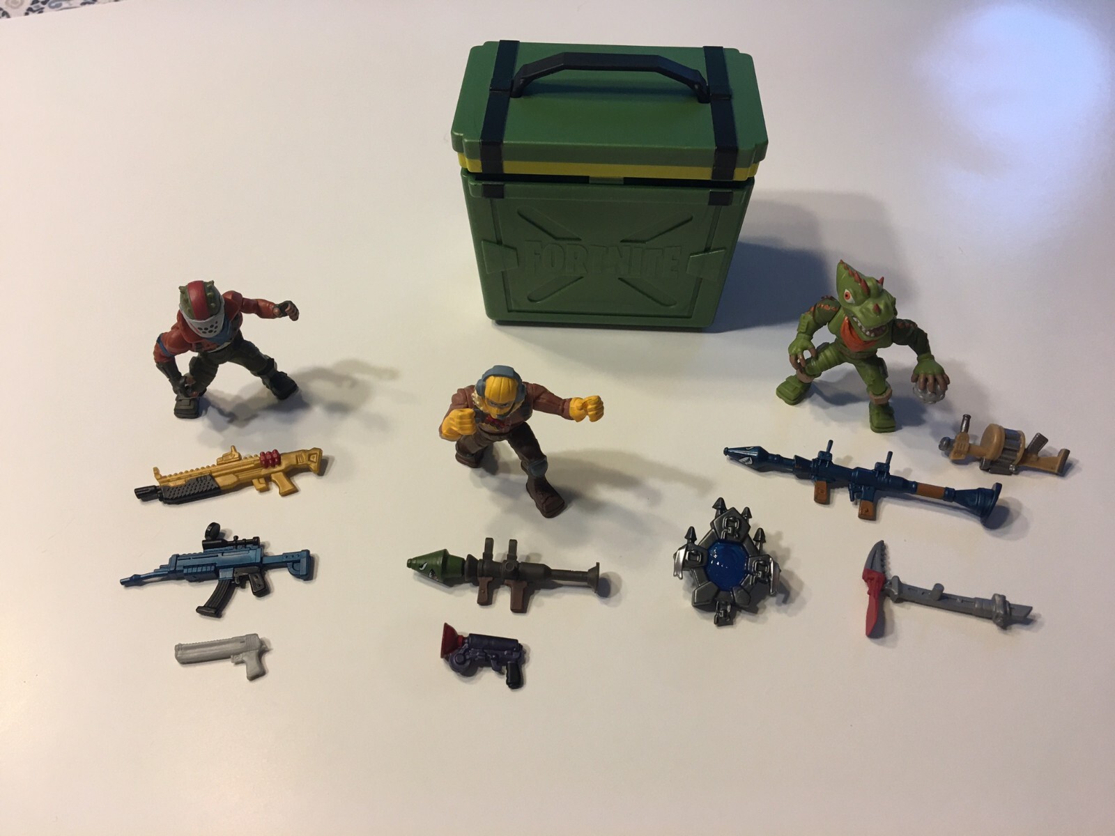 Fortnite Lot of 3 Battle Royale 2” Action Figures, Battle Box & Weapons ...