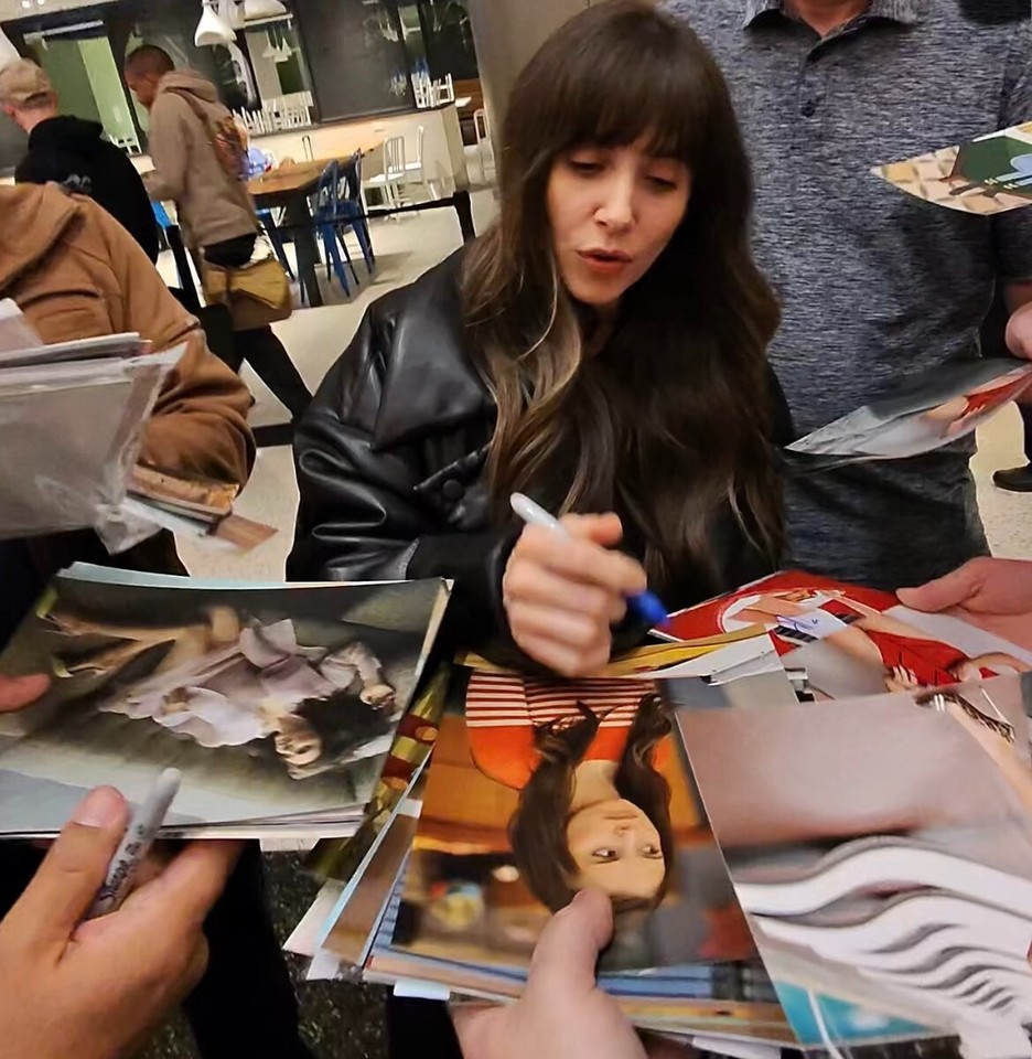 ALISON BRIE SIGNED COMMUNITY LARGE PHOTO (1) HAS MINOR MARK DUE TO BAND ...