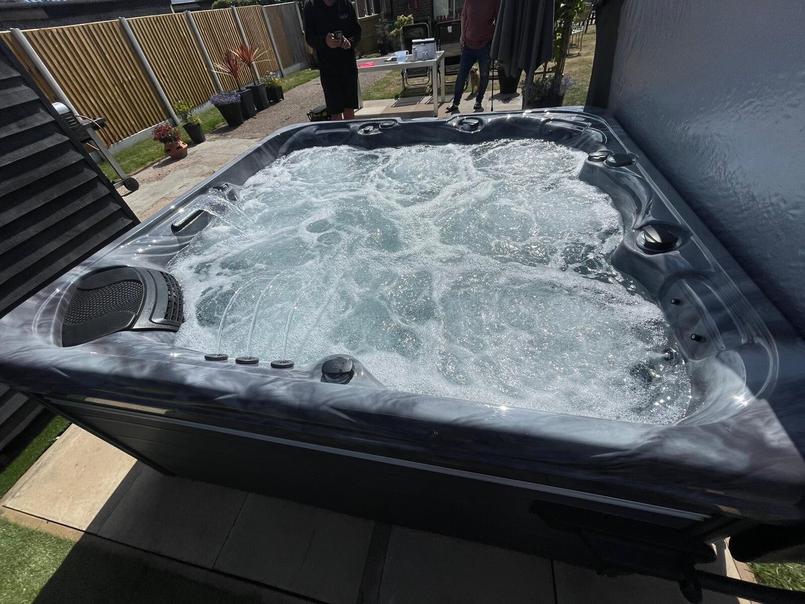 LUSO SPAS EX DISPLAY HOT TUB IN STORM CLOUD 4 PUMPS 75 JETS BALBOA HOT ...