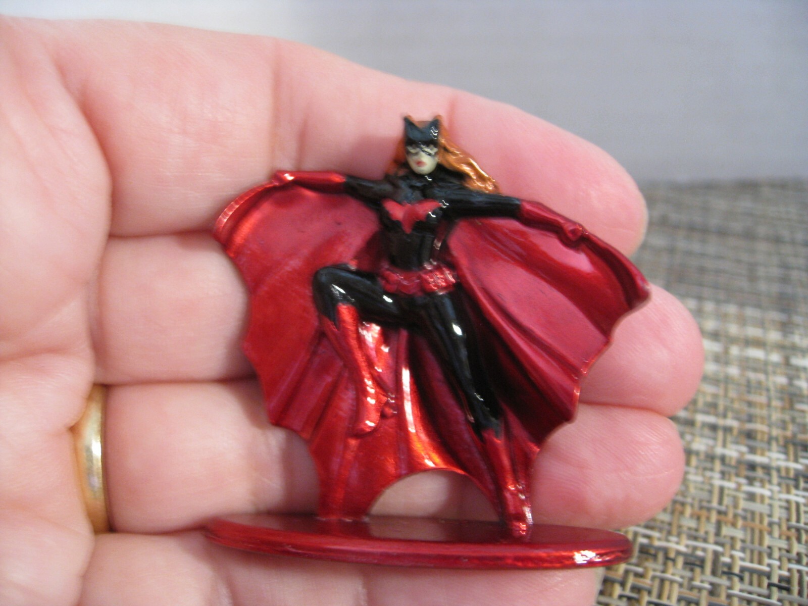 DC Comics Nano Metalfigs - Batwoman - Red Bat Signal & Black/ Red Cape ...