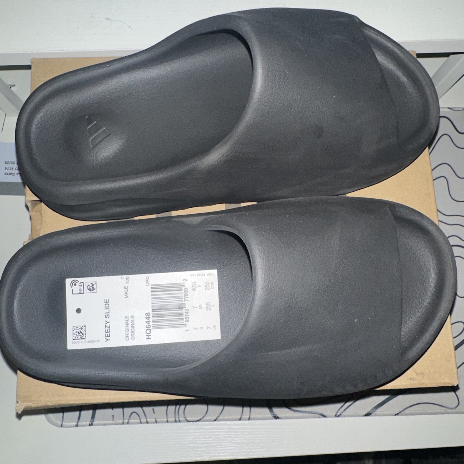 adidas Yeezy Slide ONYX Size 7 - Gem