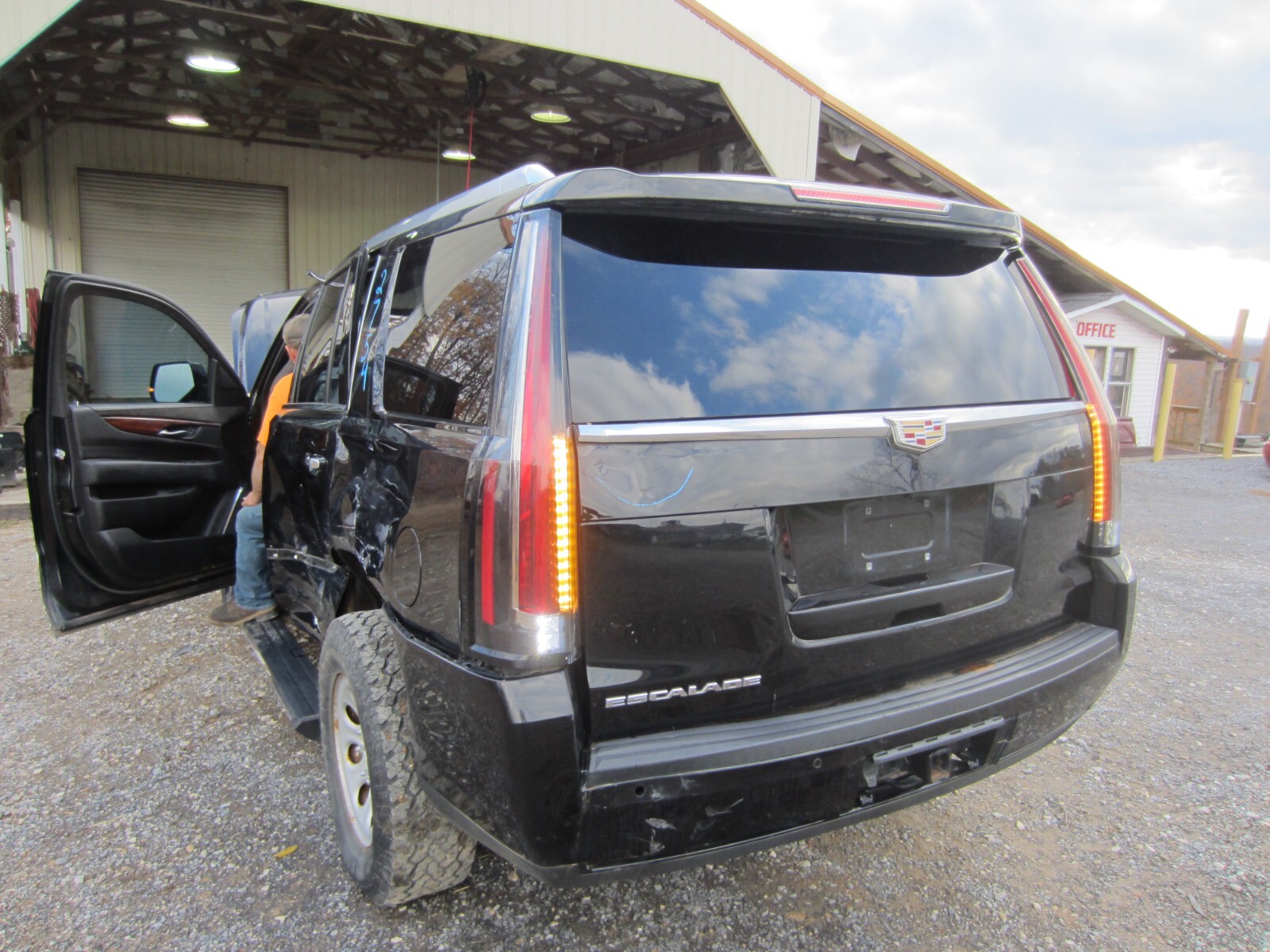 PICK UP ONLY 15 16 17 18 19 20 Tahoe Yukon Escalade Suburban Rear ...