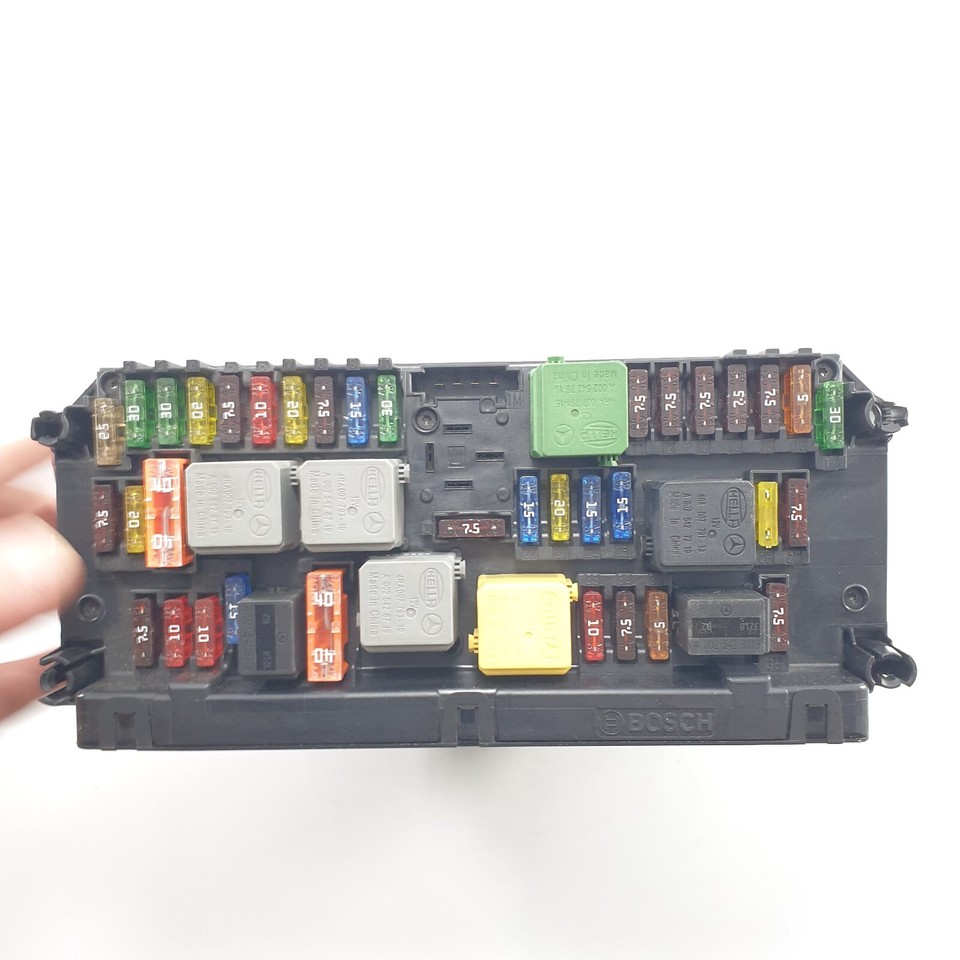 10-20 Mercedes W204 C300 E350 GLK350 Front SAM Module Relay Fuse Box ...
