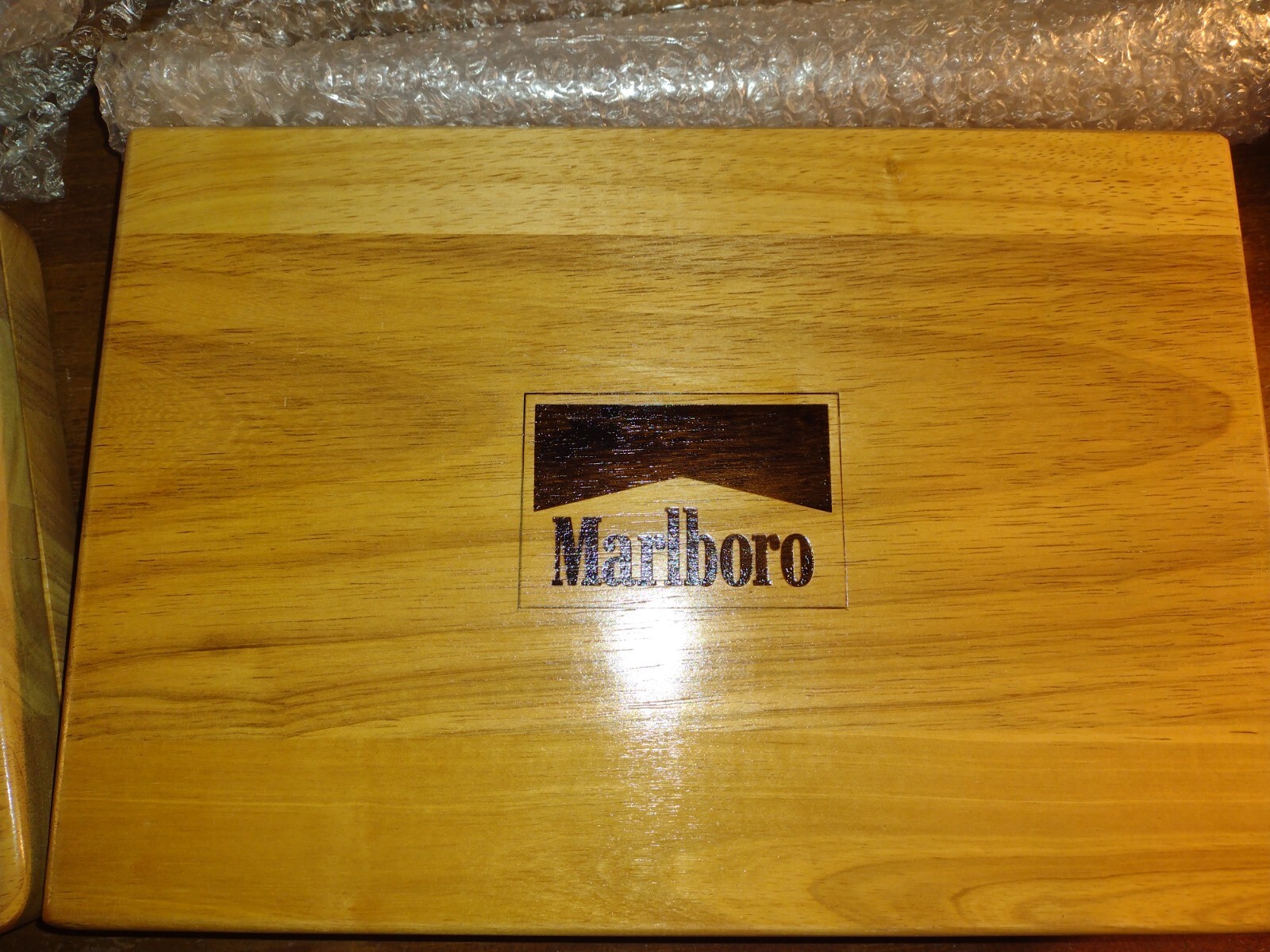 VINTAGE MARLBORO POKER SET IN NICE SOLID WOOD CASE NEW IN BOX BOTH RED ...