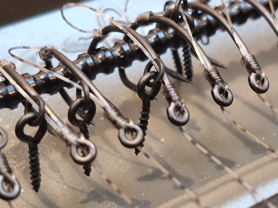 D Rig Pre Tied Carp Korda IQ2 Camo Flouro 3 5 or 10 pack super sharp ...