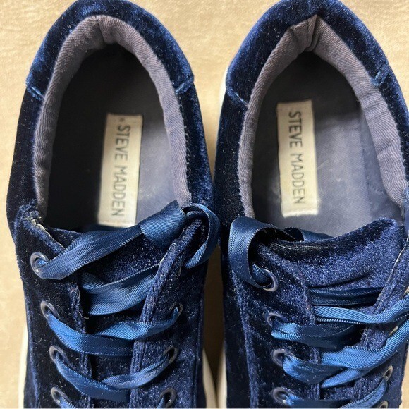 Steve Madden Blue Velvet Satin Snickers Sz 6 - Gem
