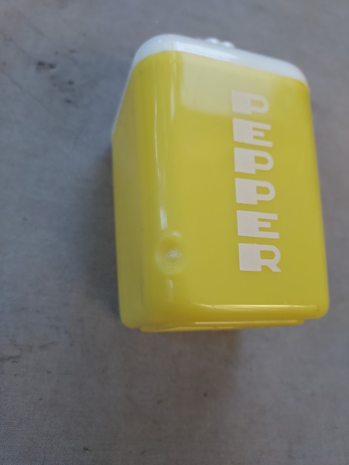Vtg Lustro Ware Yellow Plastic Bread Flour Sugar Salt Pepper Shakers ...