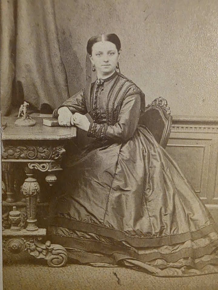 VICTORIAN LADY SAT IN CRINOLIN DRESS. CDV PHOTO BY W.E DEBENHAM OF ...
