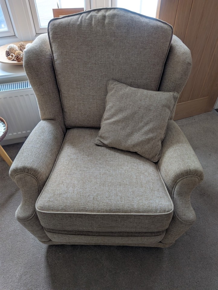Immaculate recovered Bridgecraft 3 Piece Suite. 3 Seater, 2 Chairs & 4 ...