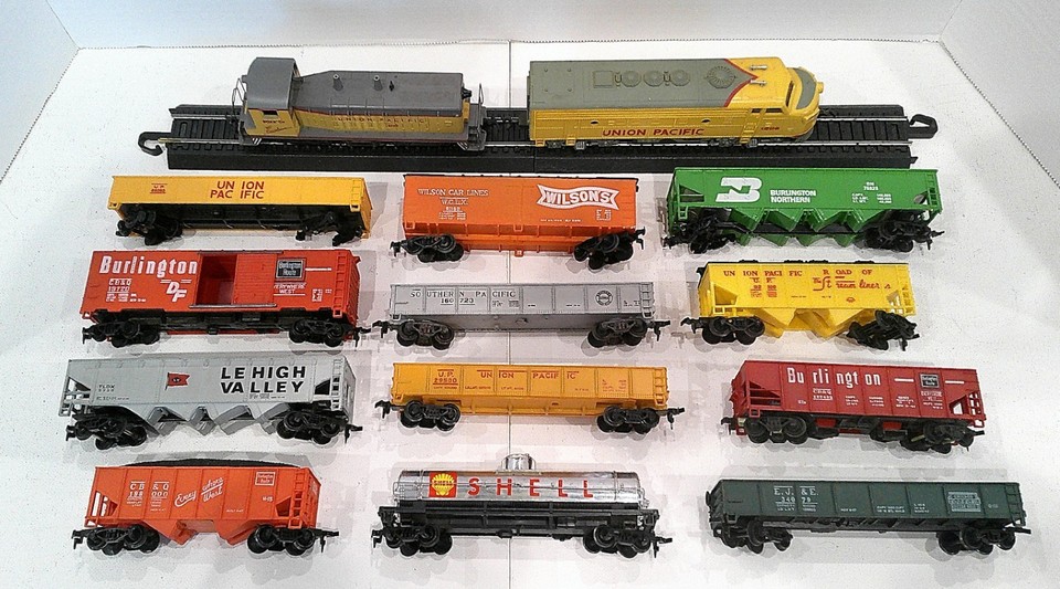 HO Scale 14 Assorted Rolling Stock Cars (2 are locomotives) Lot #152 | eBay