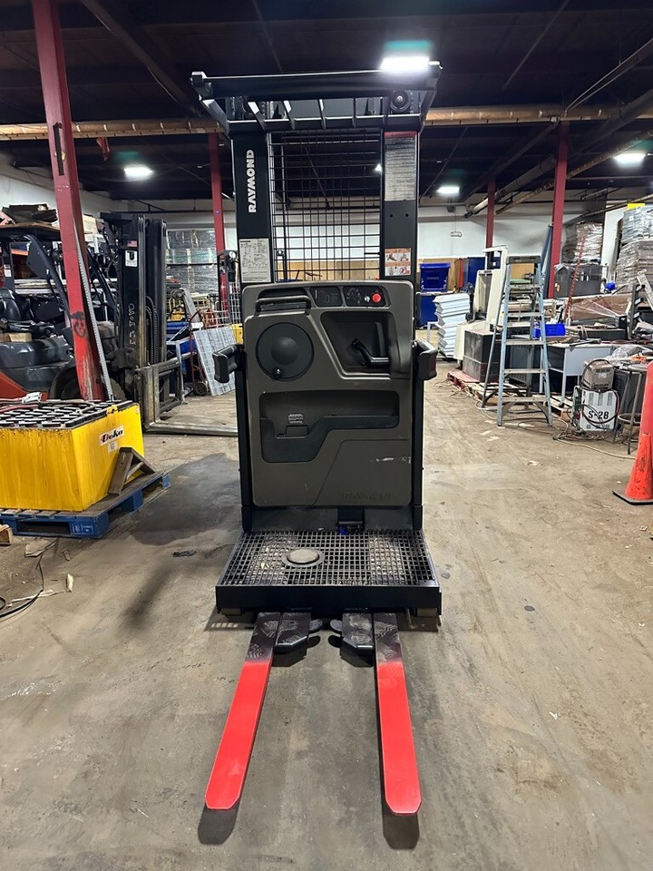 2016 RAYMOND ORDER PICKER 3000LB 210" LIFT W/ BATTERY&CHARGER 42" FORK ...