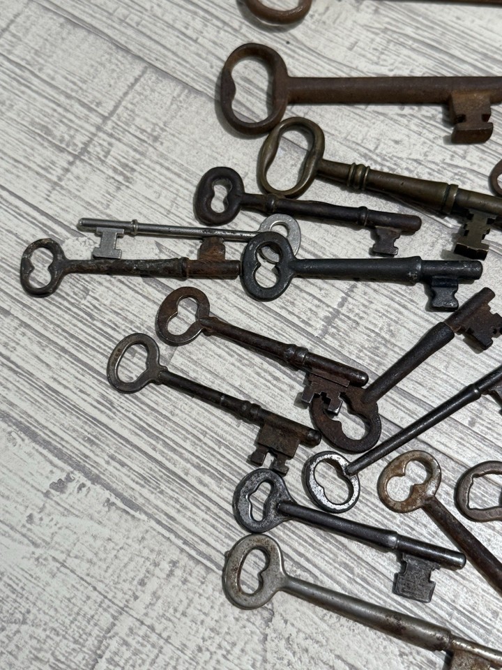 Lot Of 23 Old Rusty Crusty Dirty Sold Tip Skeleton Keys Door Furniture ...