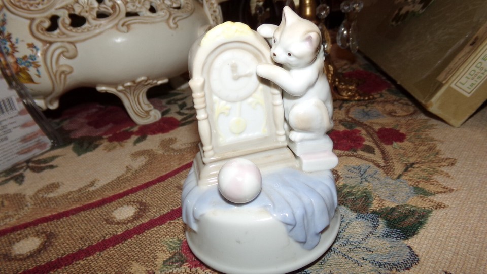 CAT MUSIC BOX-musical turns as it plays wind up tune unknown winding up ...