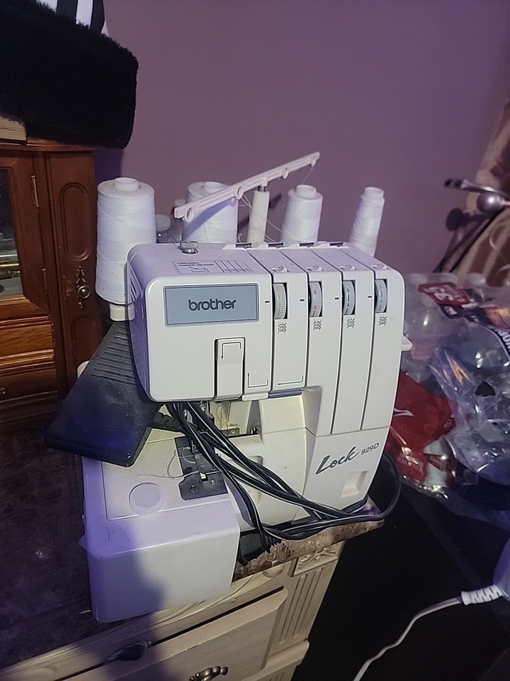 Brother Lock 929D Serger Overlock Sewing Machine with Foot Pedal ...
