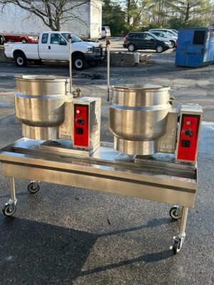 Vulcan Twin GALLON TILTING ELECTRIC STEAM KETTLES ON TABLE W/ CASTERS ...
