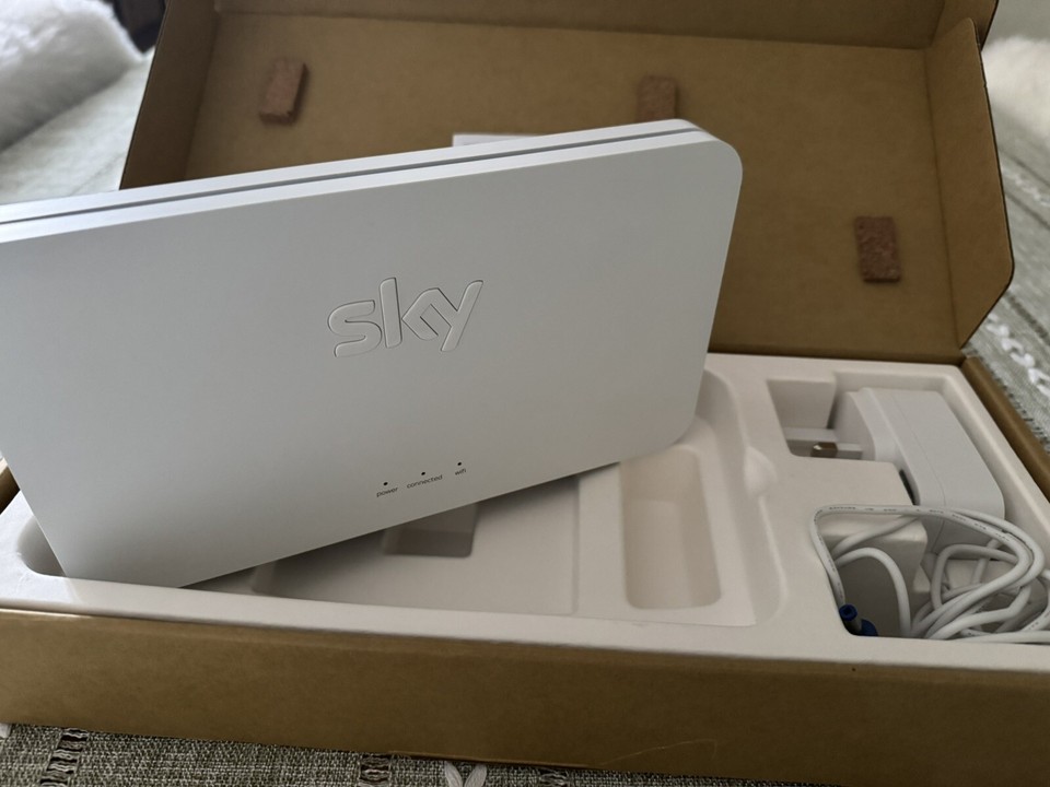 Sky Broadband Booster Wi-Fi Extender, BRAND NEW BOXED, Model SE210 in ...