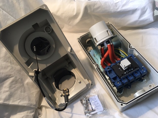 Clipsal Switched Socket Outlet, 500V 63A, 5 Round PIN, IP66 - Resistant ...