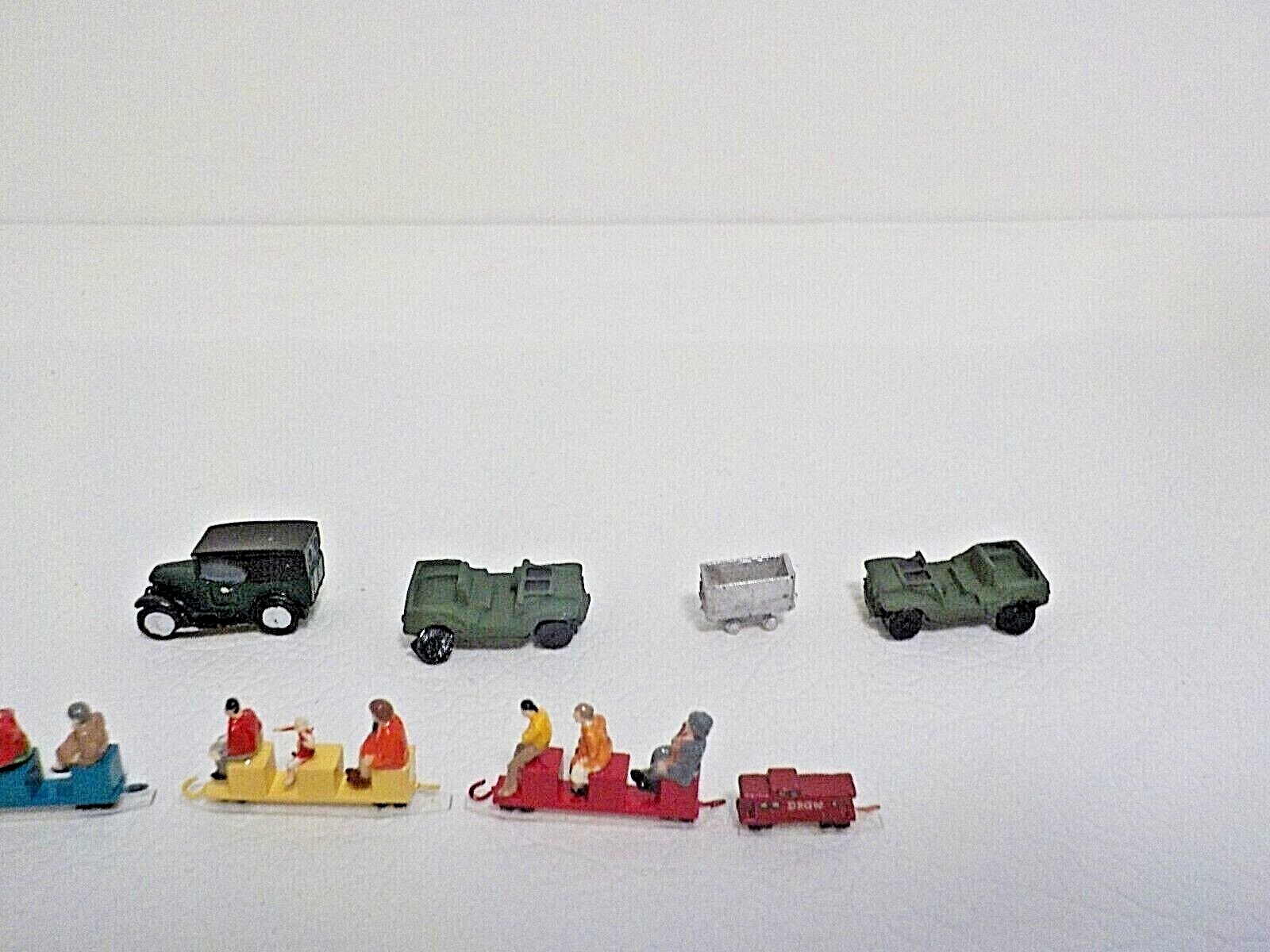 N Scale Miniature Railway w/Riding Figures & Assorted Vehicles Model ...