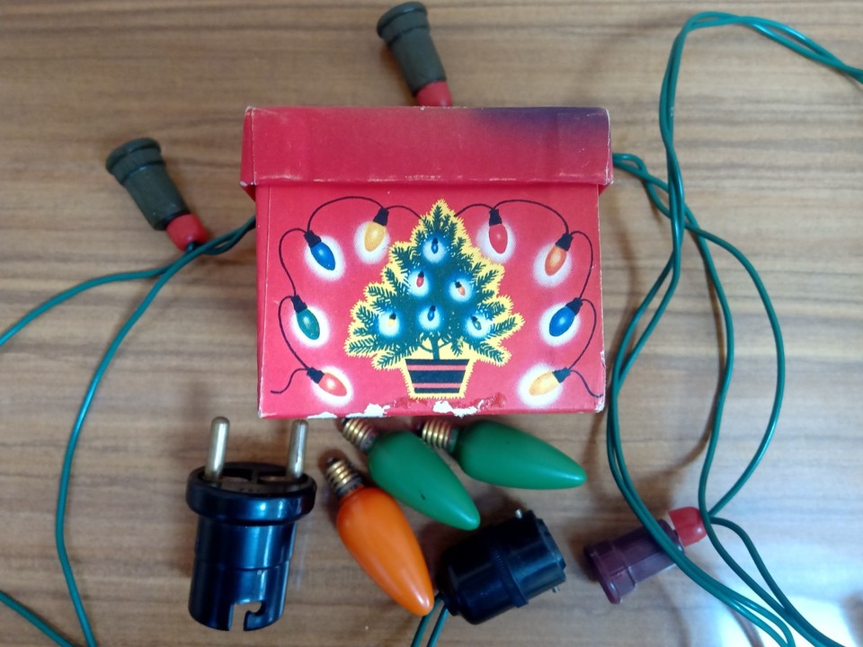 vintage cryselco Christmas lights 20V 3W 15 E10 bulbs box bakelite plug ...