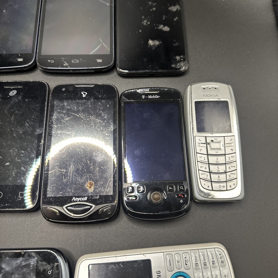 Lot of 21 UNTESTED Phones Samsung BlackBerry Vintage Flip phones For ...