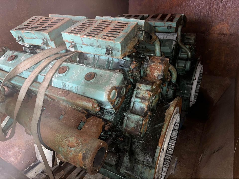 Detroit Diesel 12V-71 , 440 HP Marine Diesel Engine PAIR running ...