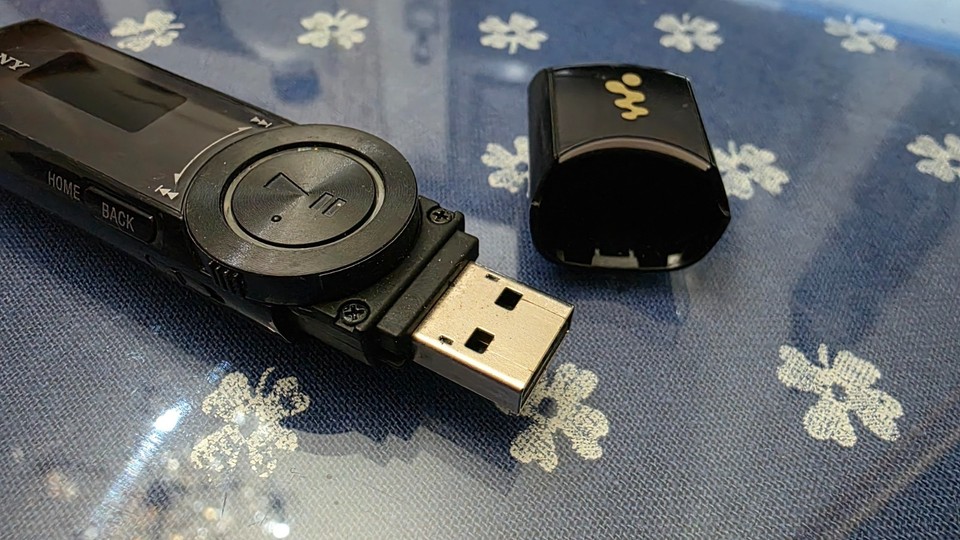 Sony MP3 NWZ-B172F Protable Music Player 2GB Walkman USB MP3 | eBay