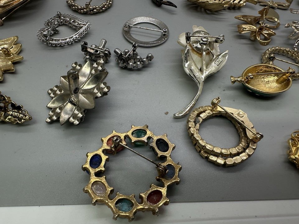 LOT OF 45 GOLD+SILVER TONE 'COLORED SPARKLE RHINESTONE' BROOCHES ...