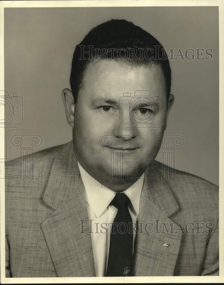 1957 Press Photo Texas National Bank vice president Robert L. Stringer ...
