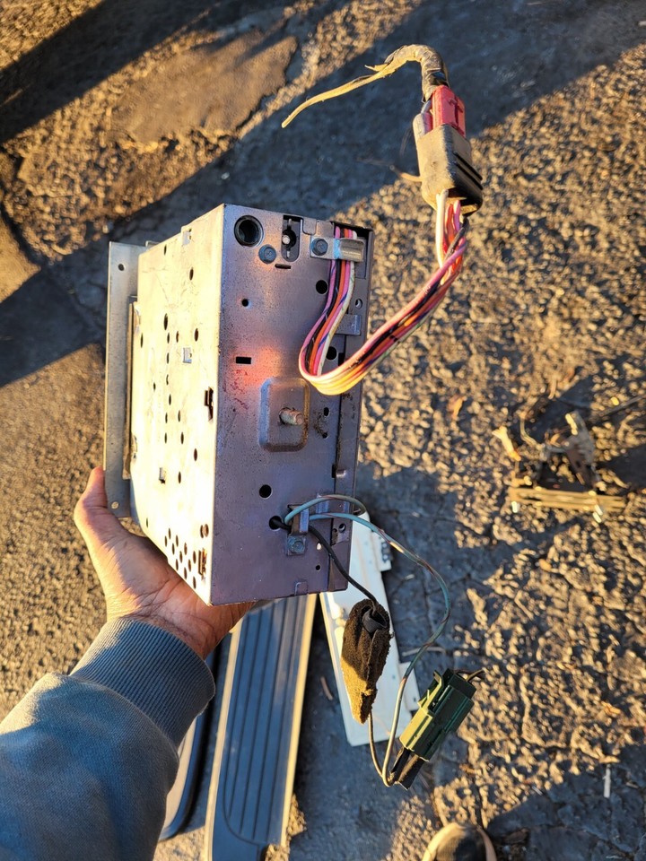 73 74 75 76 77 78 79 FORD RADIO AM FM STEREO TRUCK F100 F250 F350 ...
