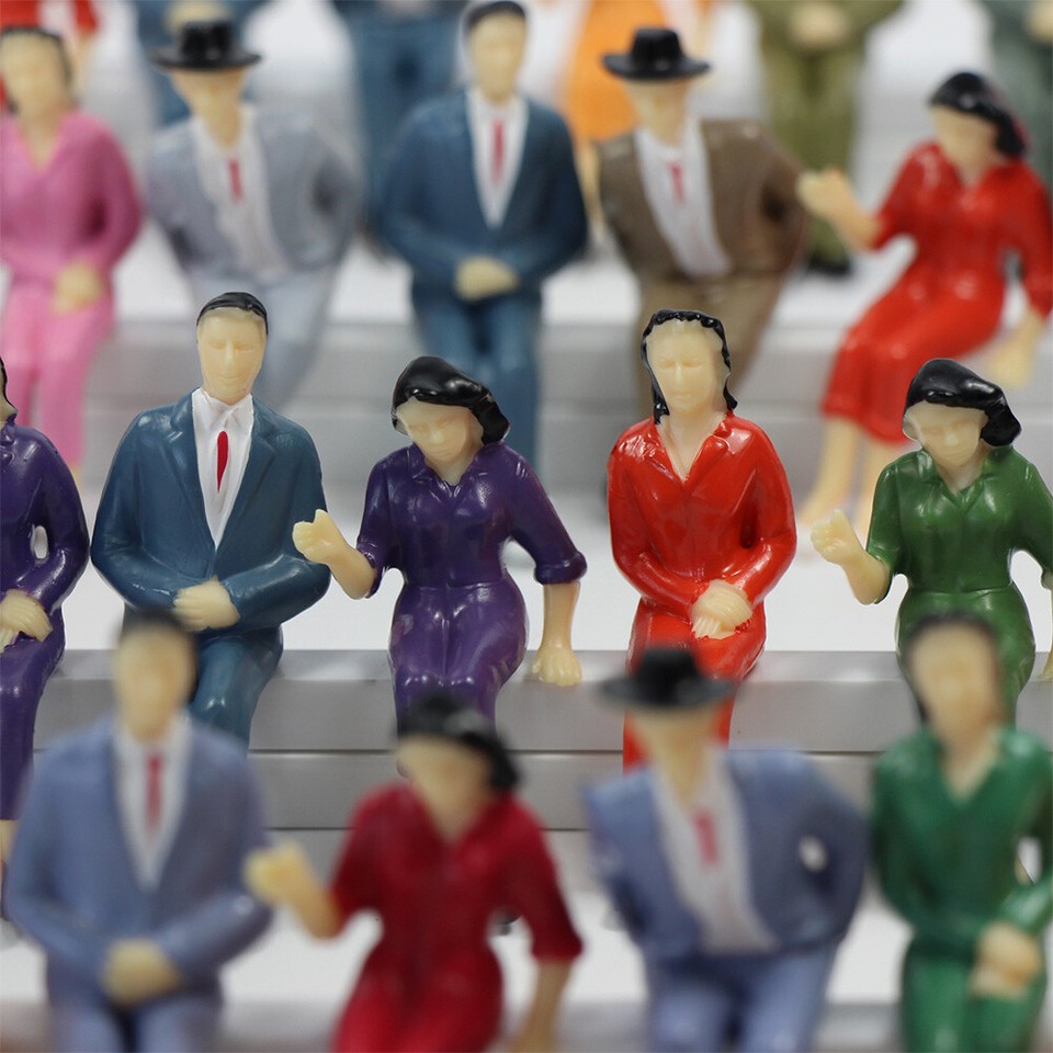 50pcs Model Train G scale Sitting Figures 1:25 Painted Seated People 4 ...