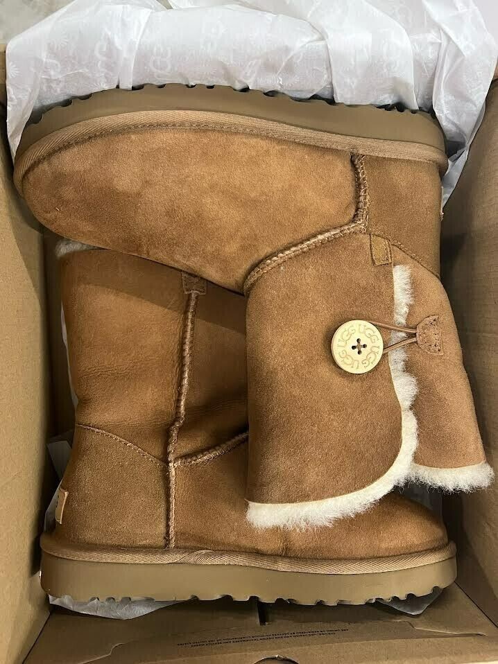 UGG 1016226 Bailey Button II Chestnut, Size 8
