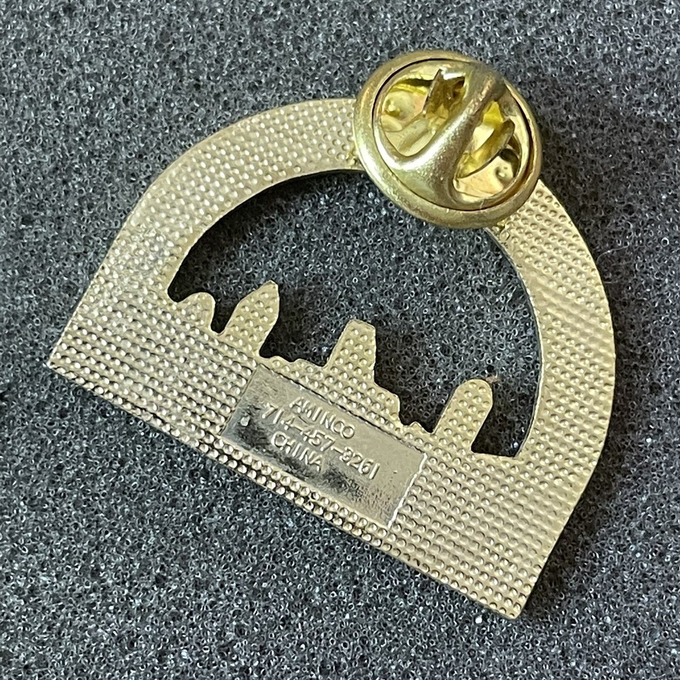 1996 (WSB-FM ATLANTA) B98.5 FM RADIO STATION Pinback Pin Advertising ...