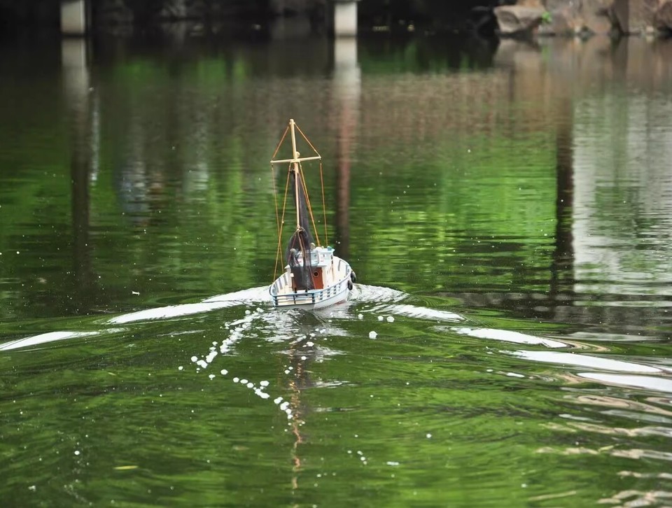RC model fishing boat NAXOS motor yacht - FRP Hull and Plywood Boat DIY ...